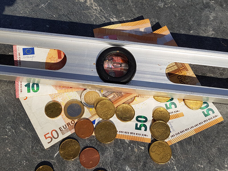 Rahapolitiikan toteuttamiseen liittyvät taseriskit – Euro ja talous